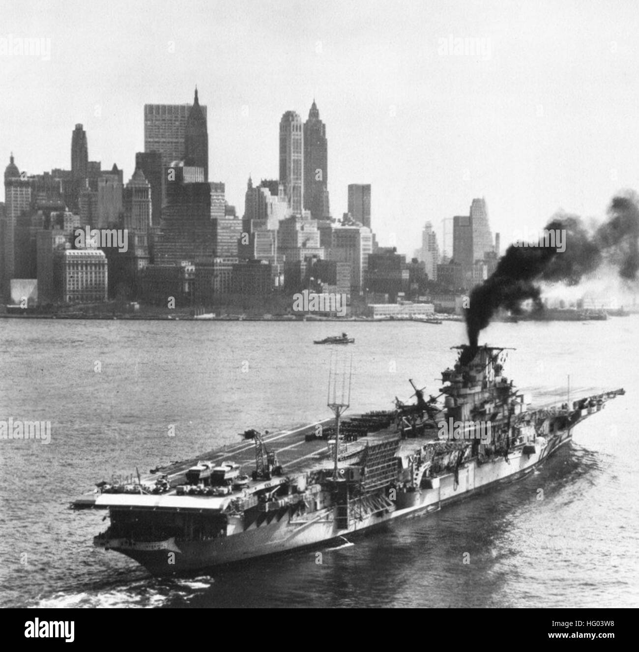 USS Intrepid (CVS-11) off New York City in April 1965 Stock Photo - Alamy