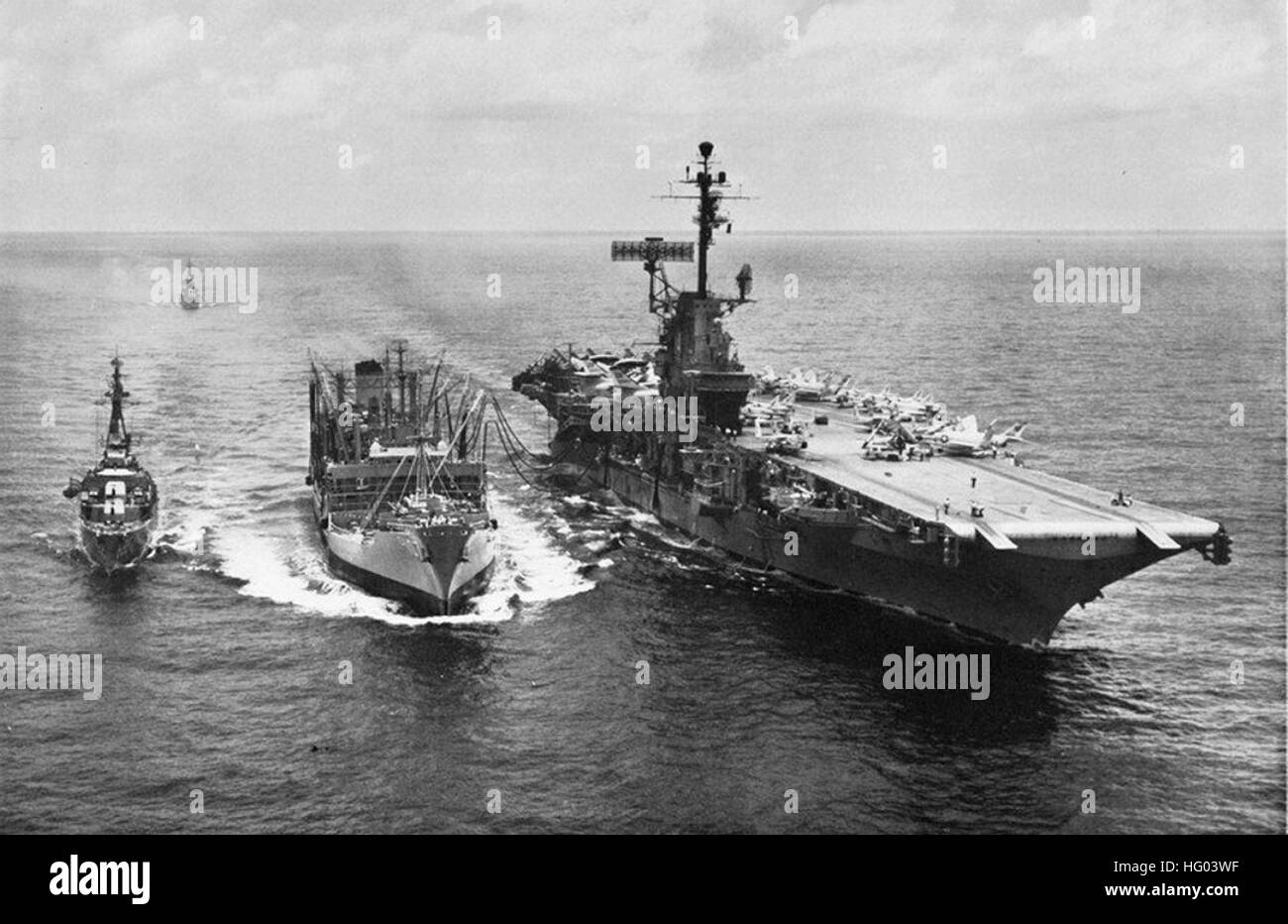 USS Passumpsic (AO-107) refuels USS Ticonderoga (CVA-14) in 1963 Stock ...