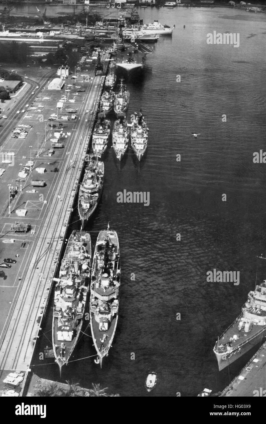 USS Bennington (CVS-20) with destroyers at Pearl Harbor in 1962 Stock ...