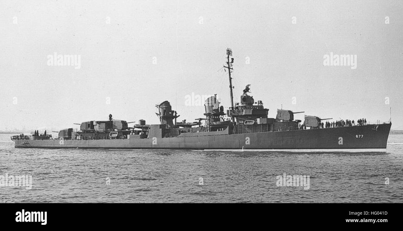 USS McDermut (DD-677) underway on 18 November 1943 Stock Photo - Alamy