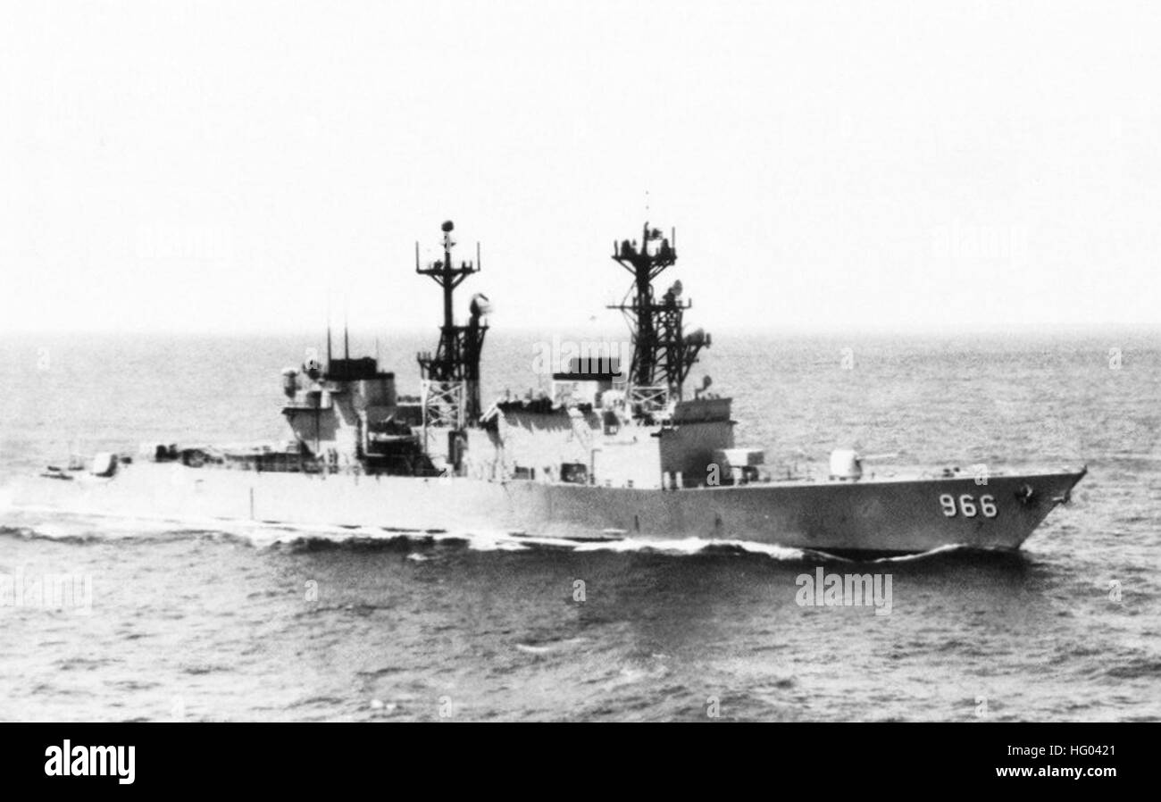 USS Hewitt (DD-966) underway at sea in 1980 Stock Photo - Alamy