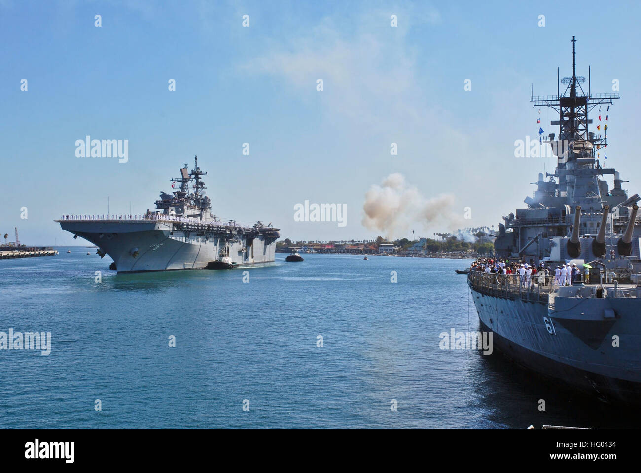 2016 visitors the uss iowa museum watch as the battleshi hi-res stock ...