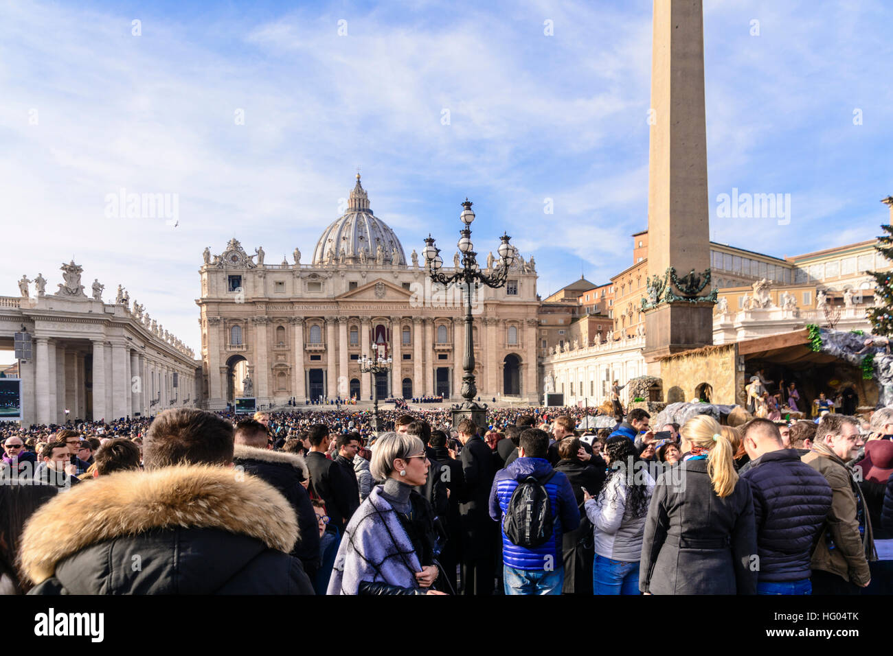 Crowd in st peters hi-res stock photography and images - Alamy
