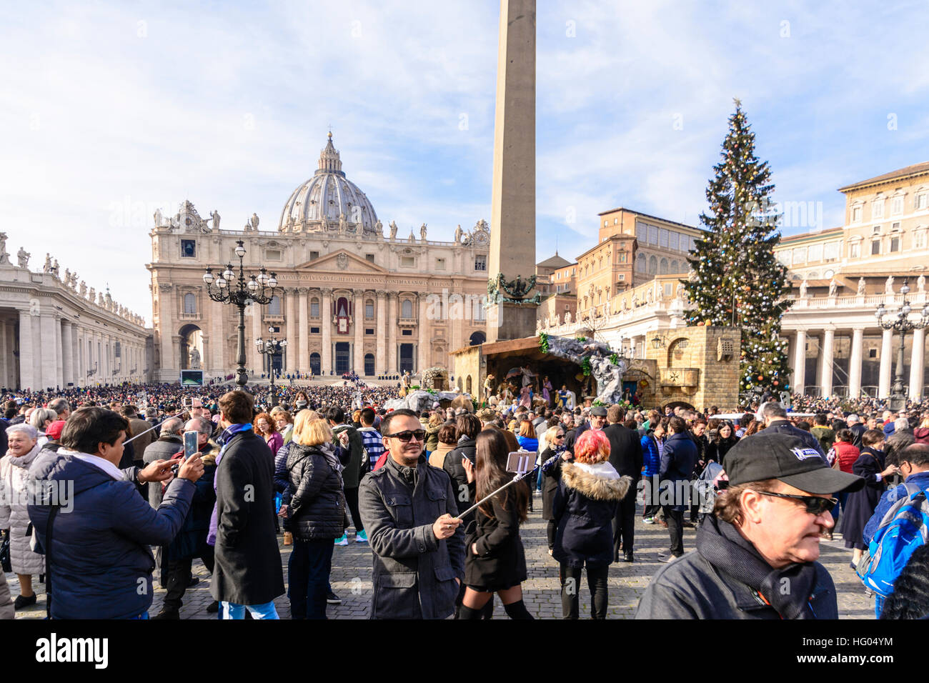 A crowd in St. Peter's Square, Rome on Christmas Day 2016 Stock Photo ...
