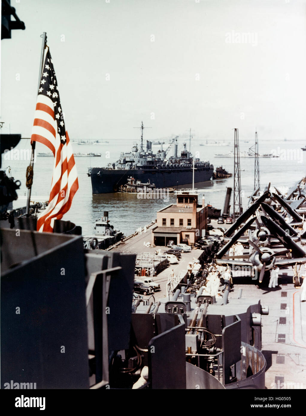 USS Vulcan (AR-5) departs Norfolk on 22 June 1943 Stock Photo - Alamy