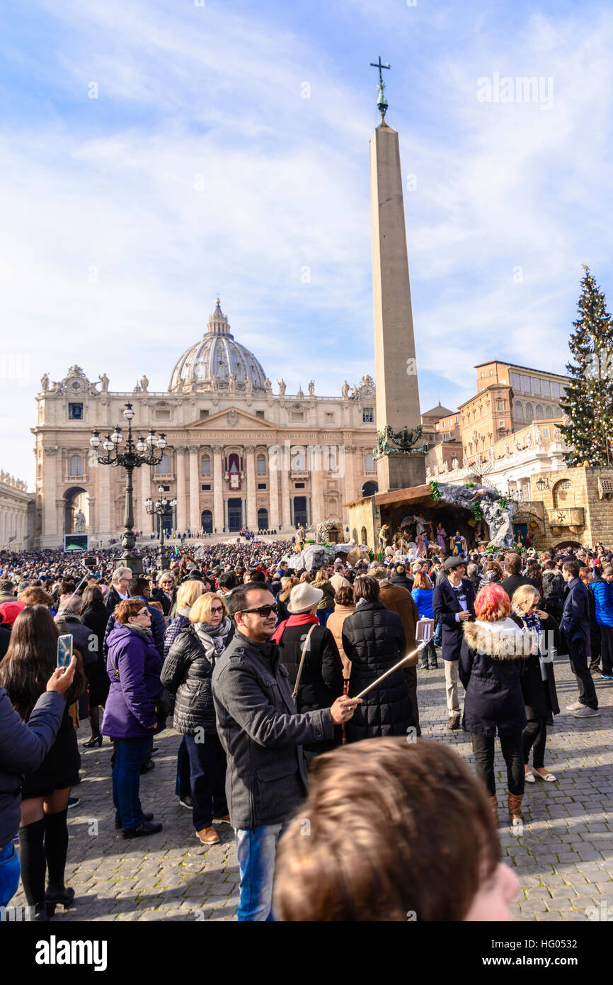 Crowd in st peters square hi-res stock photography and images - Alamy