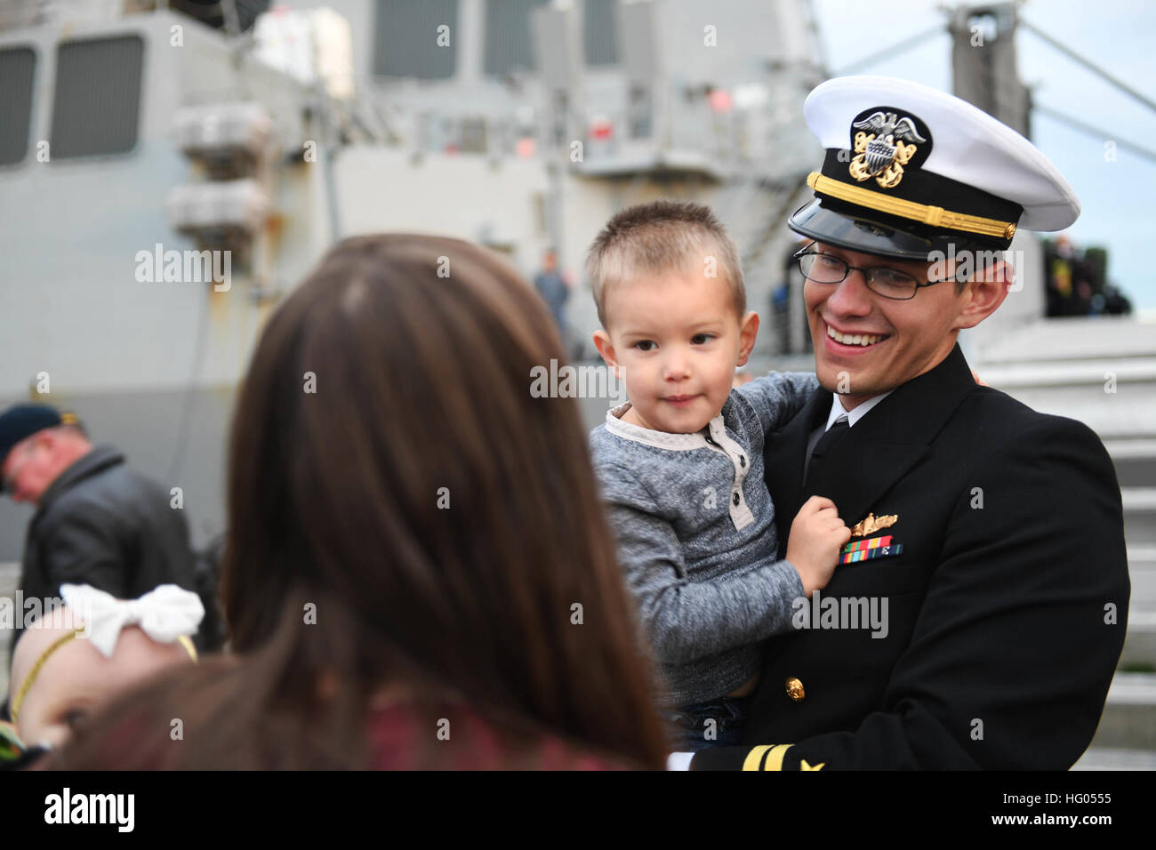 USS Momsen (DDG 92) returns to Naval Station Everett after a seven ...