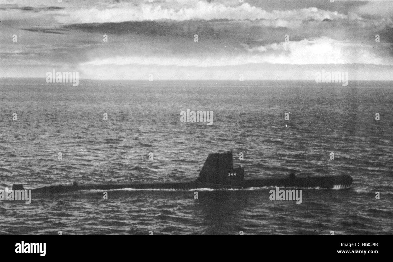 USS Cobbler (SS-344) underway in the Atlantic Ocean in July 1959 Stock ...