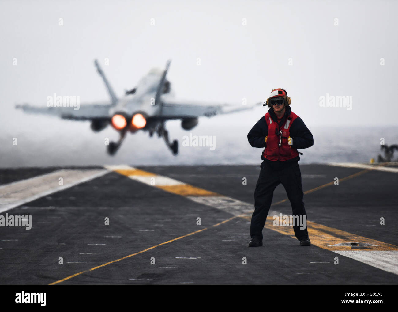 PACIFIC OCEAN (Nov. 28, 2016) Petty Officer 2nd Class Mickey Waldron ...