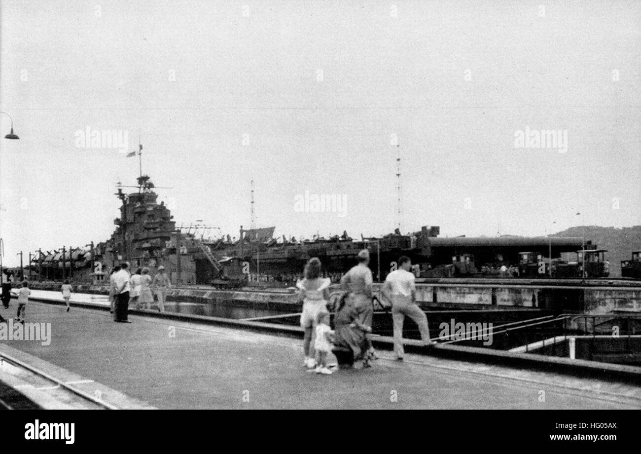 USS Leyte (CV-32) in a lock of the Panama Canal 1946 Stock Photo - Alamy