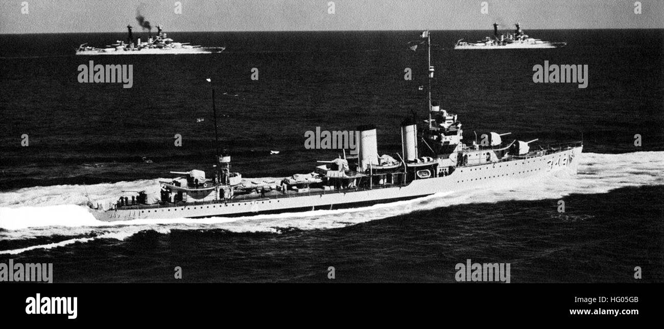 USS Dewey (DD-349) at sea with battleships in the 1930s Stock Photo - Alamy