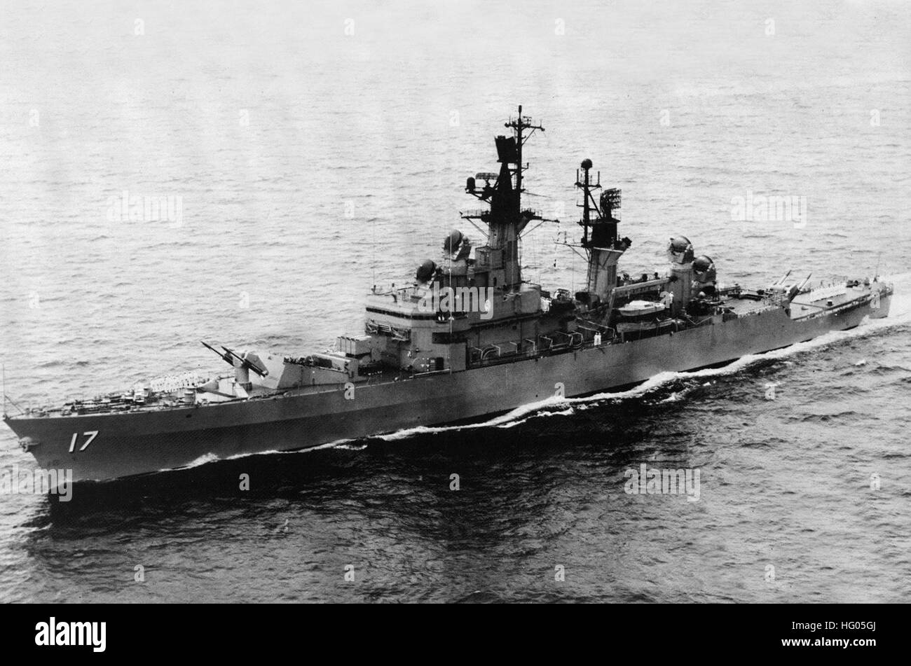 USS Harry E. Yarnell (DLG-17) underway at sea in 1967 Stock Photo - Alamy