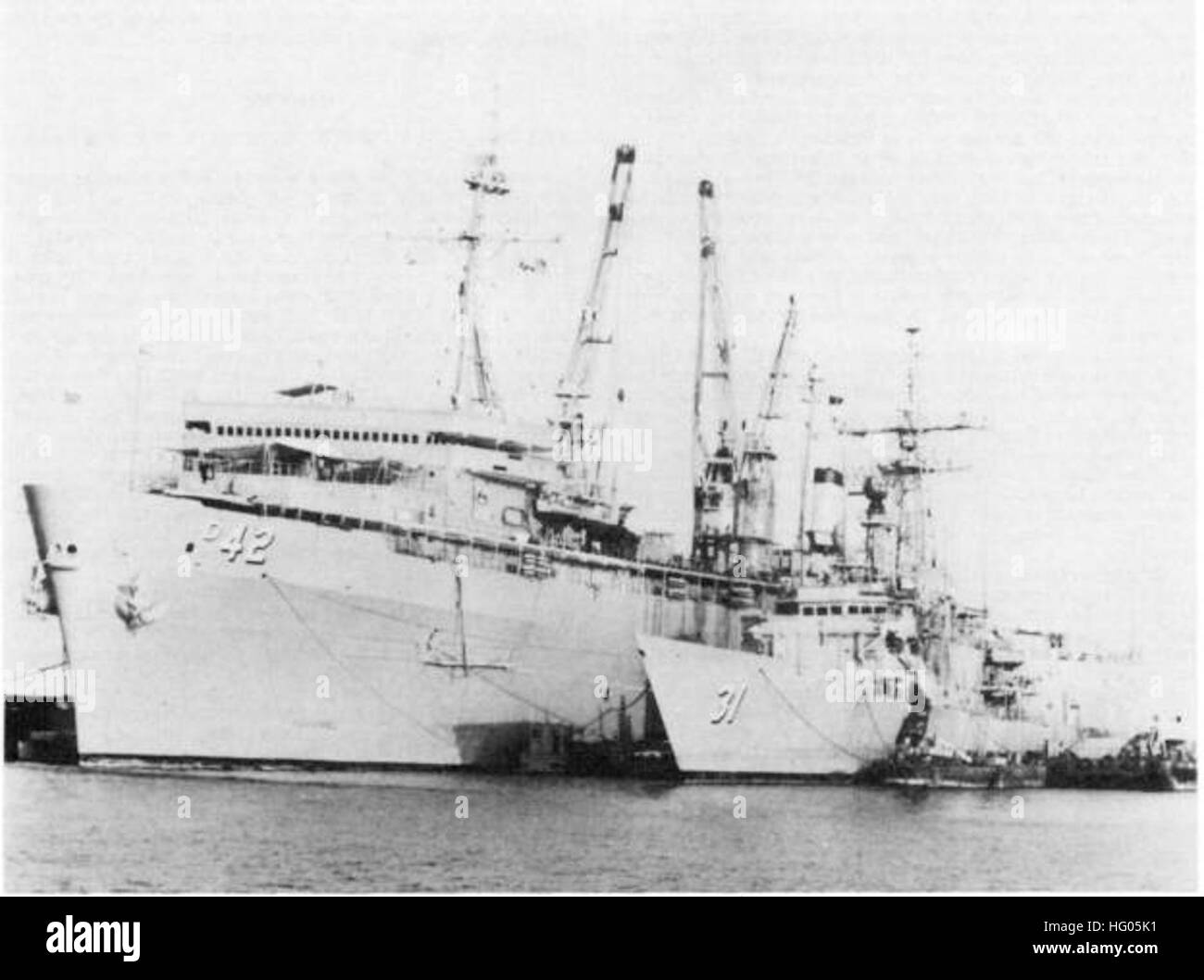 USS Acadia (AD-42) with USS Stark (FFG-31) alongside Stock Photo - Alamy