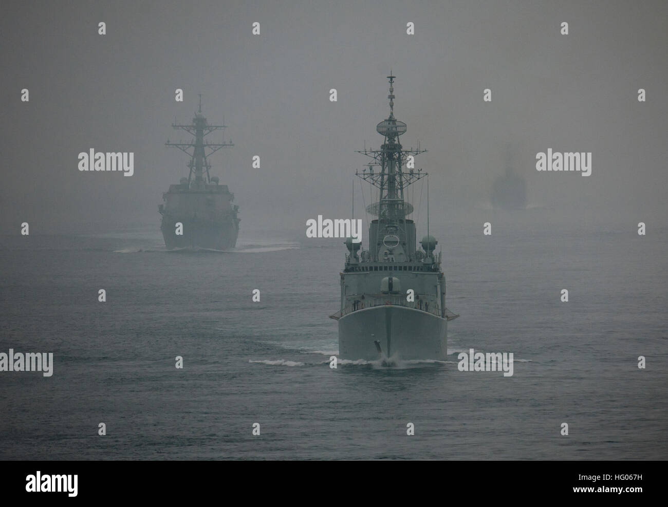 Guided missile frigate uss mcclusky ffg 41 hi-res stock photography and ...