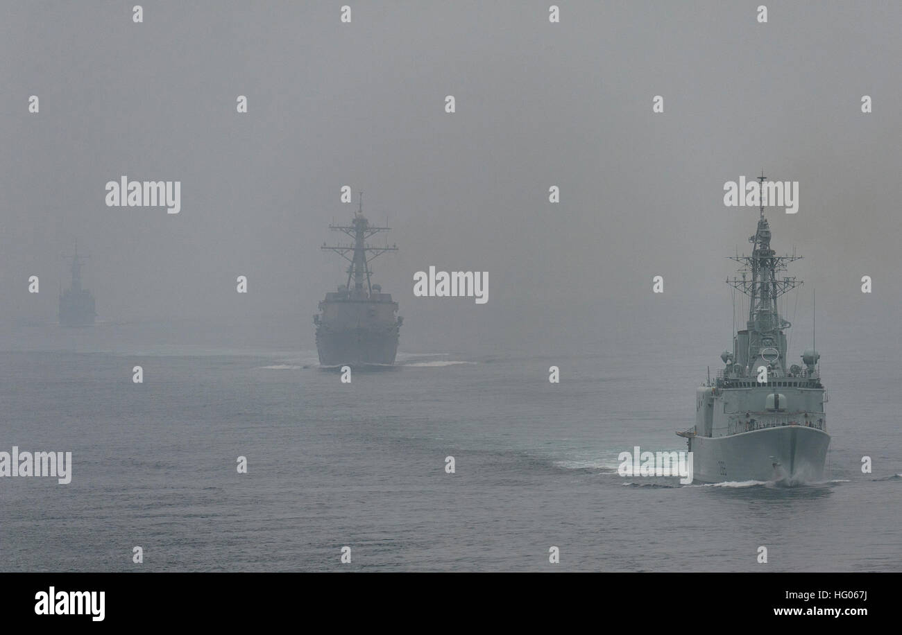Guided missile frigate uss mcclusky ffg 41 hi-res stock photography and ...