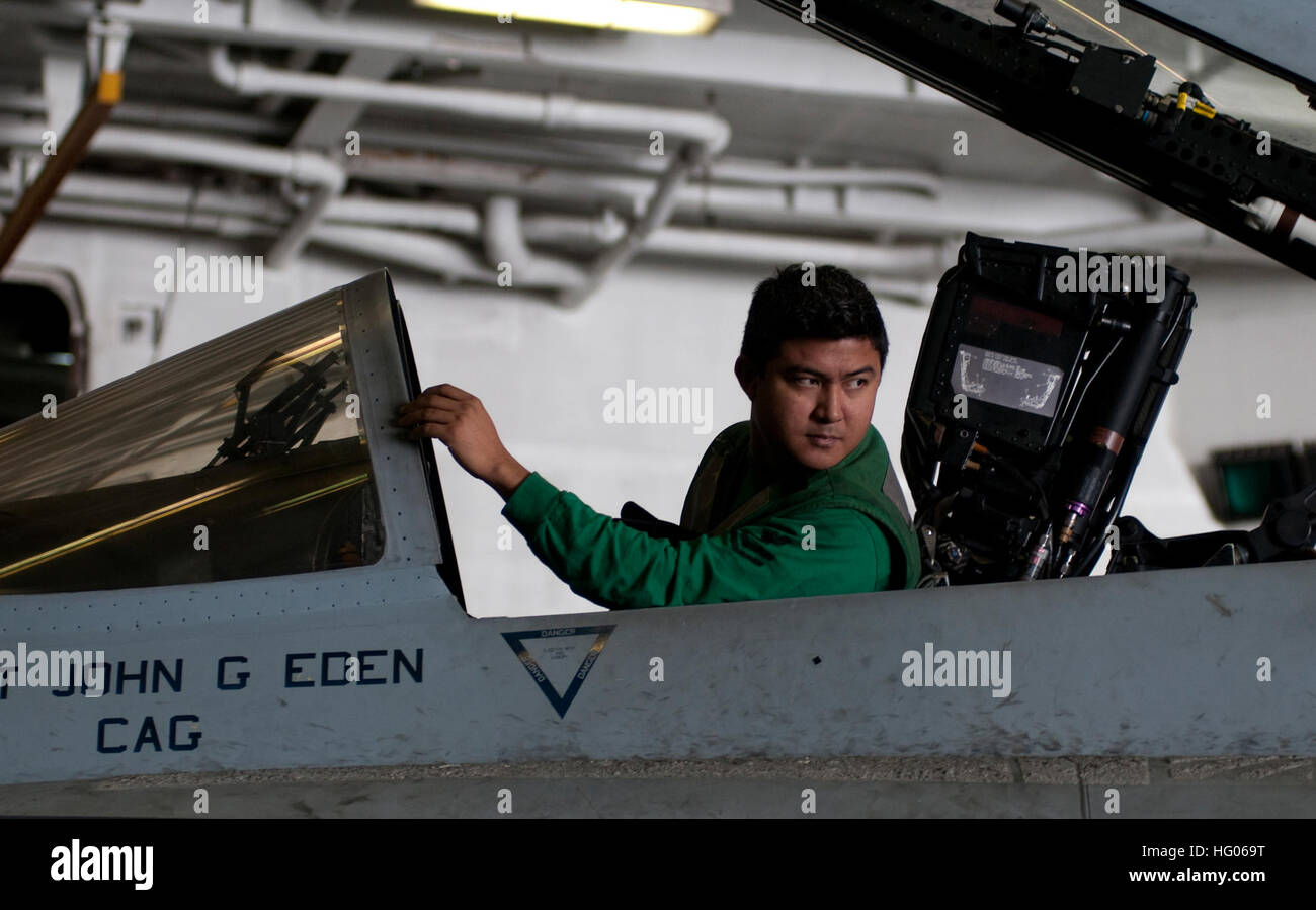 110929-N-JN664-005 PACIFIC OCEAN (Sept. 29, 2011) Aviation Structural ...