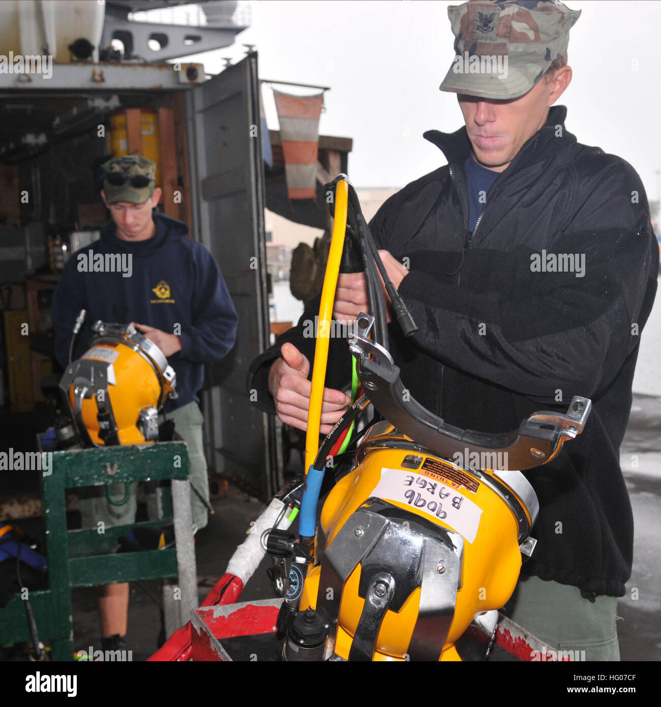Diver ship maintenance hi-res stock photography and images - Alamy