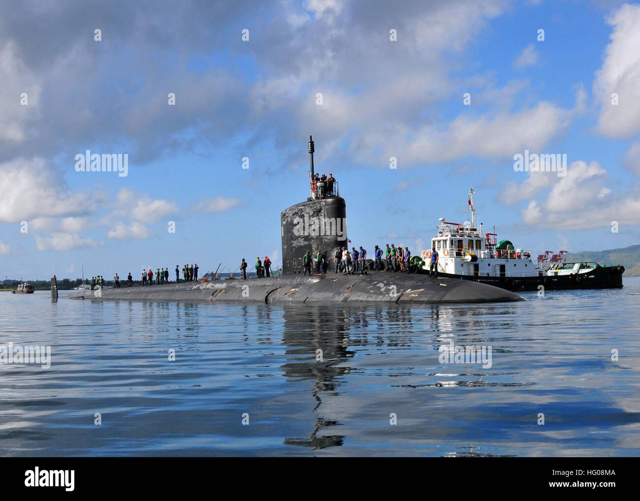 Us navy submarine enters hi-res stock photography and images - Alamy