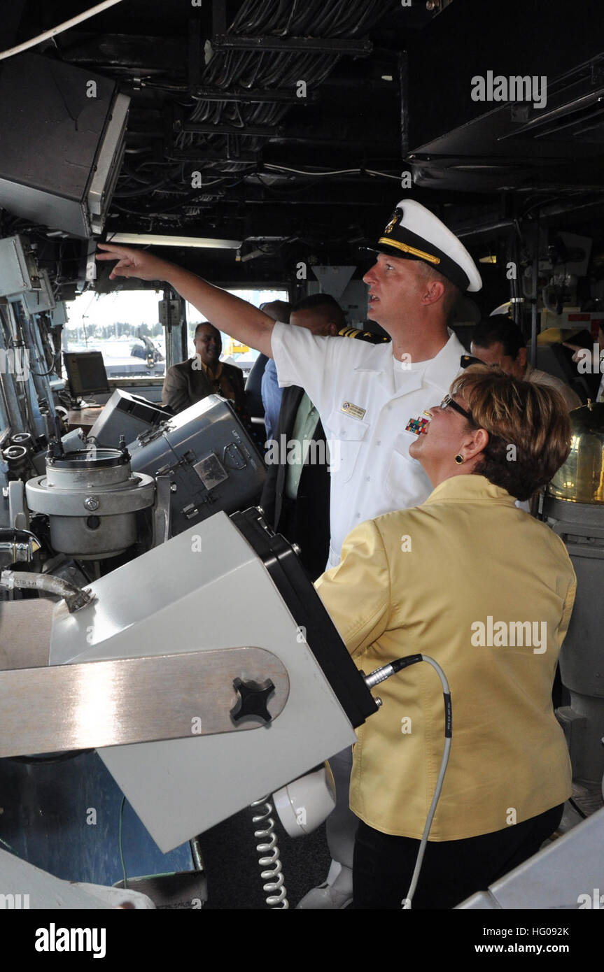 Amphibious transport dock uss ponce lpd 15 hi-res stock photography and ...