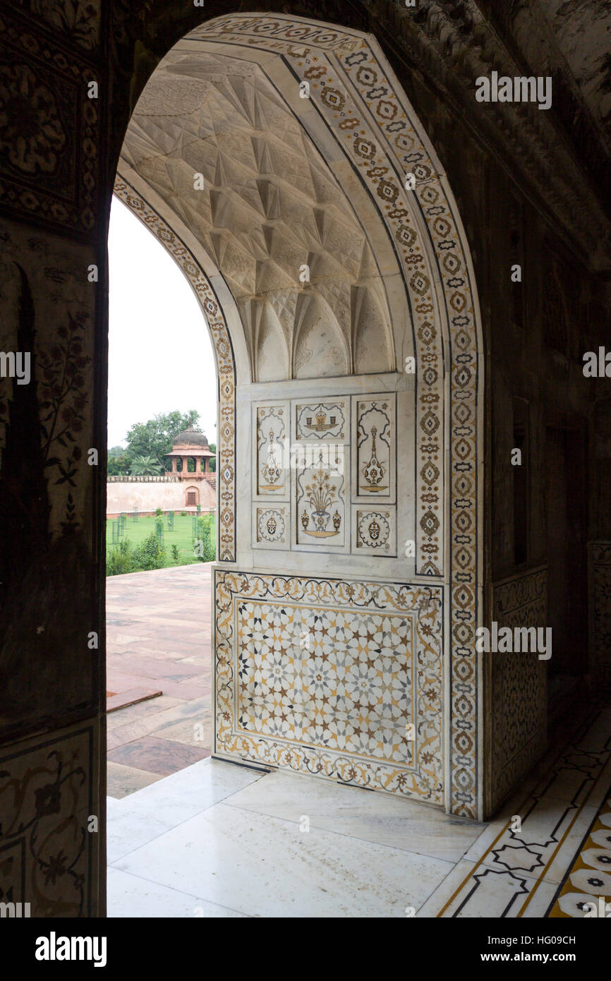 Gate of entrance I'timād-ud-Daulah tomb. Agra, Uttar Pradesh. India ...