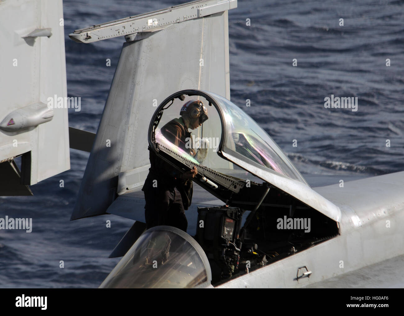 111207-N-YC505-031 ATLANTIC OCEAN (Dec. 7, 2011) Aviation Structural ...