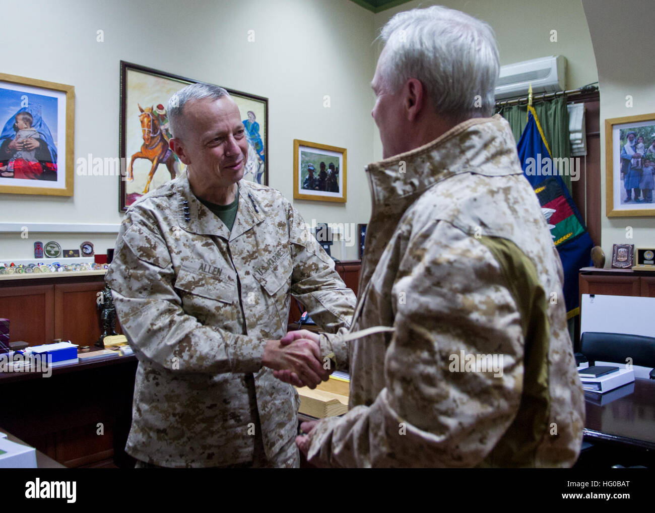 Isaf commander u s marine gen hi-res stock photography and images - Alamy