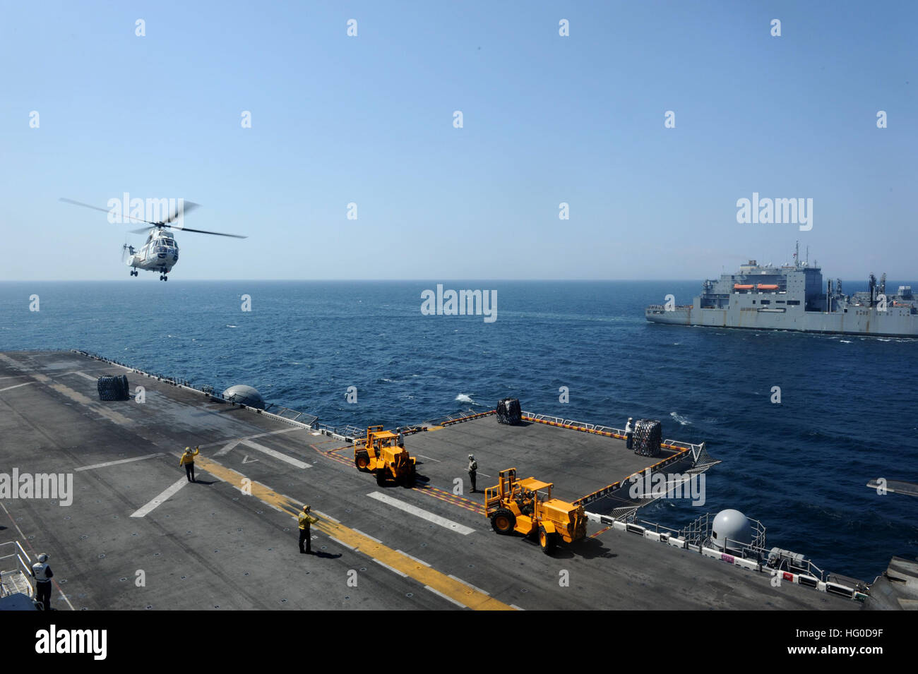 An SA330J Puma helicopter from USNS Richard E. Byrd (T-AKE 4) delivers ...