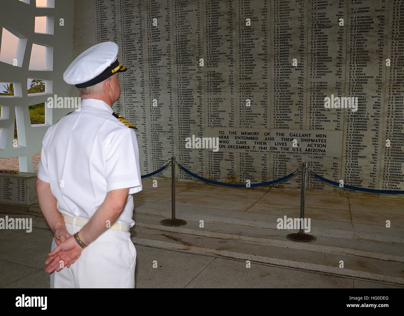 The submarine tender USS Frank Cable visits the USS Arizona Memorial at ...