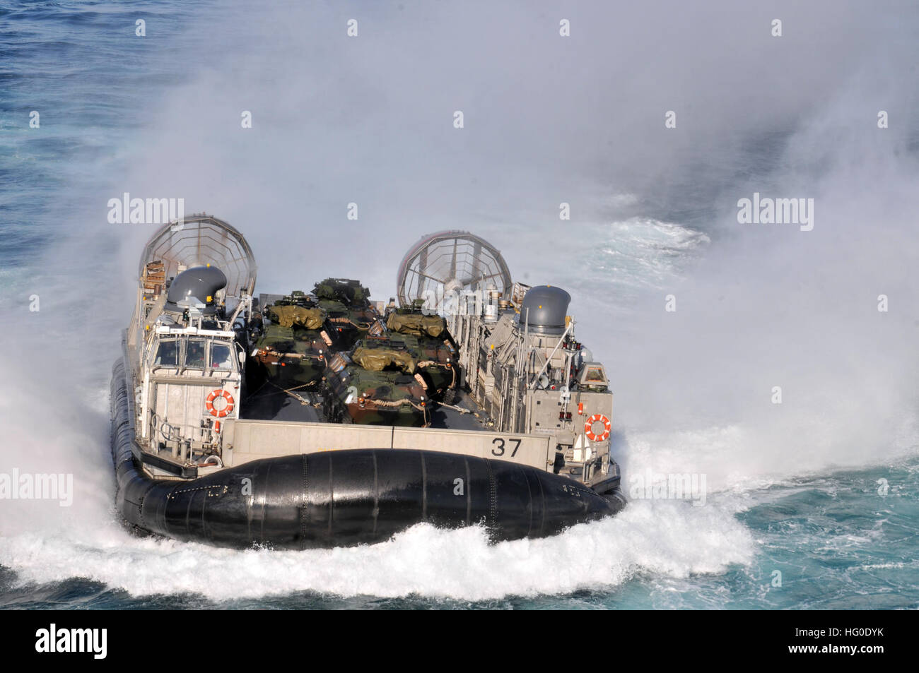 Landing craft air cushion approaches USS Kearsarge (LHD 3) during Bold ...