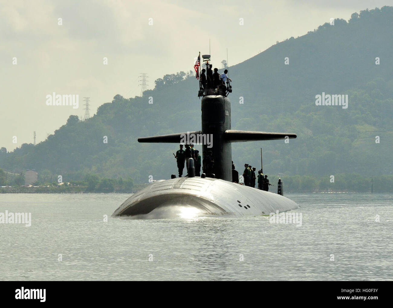 The Los Angeles-class attack submarine USS Louisville (SSN 724) enters ...