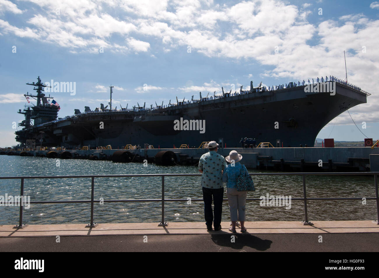 The aircraft carrier USS Carl Vinson (CVN 70) pulls into port at Joint ...