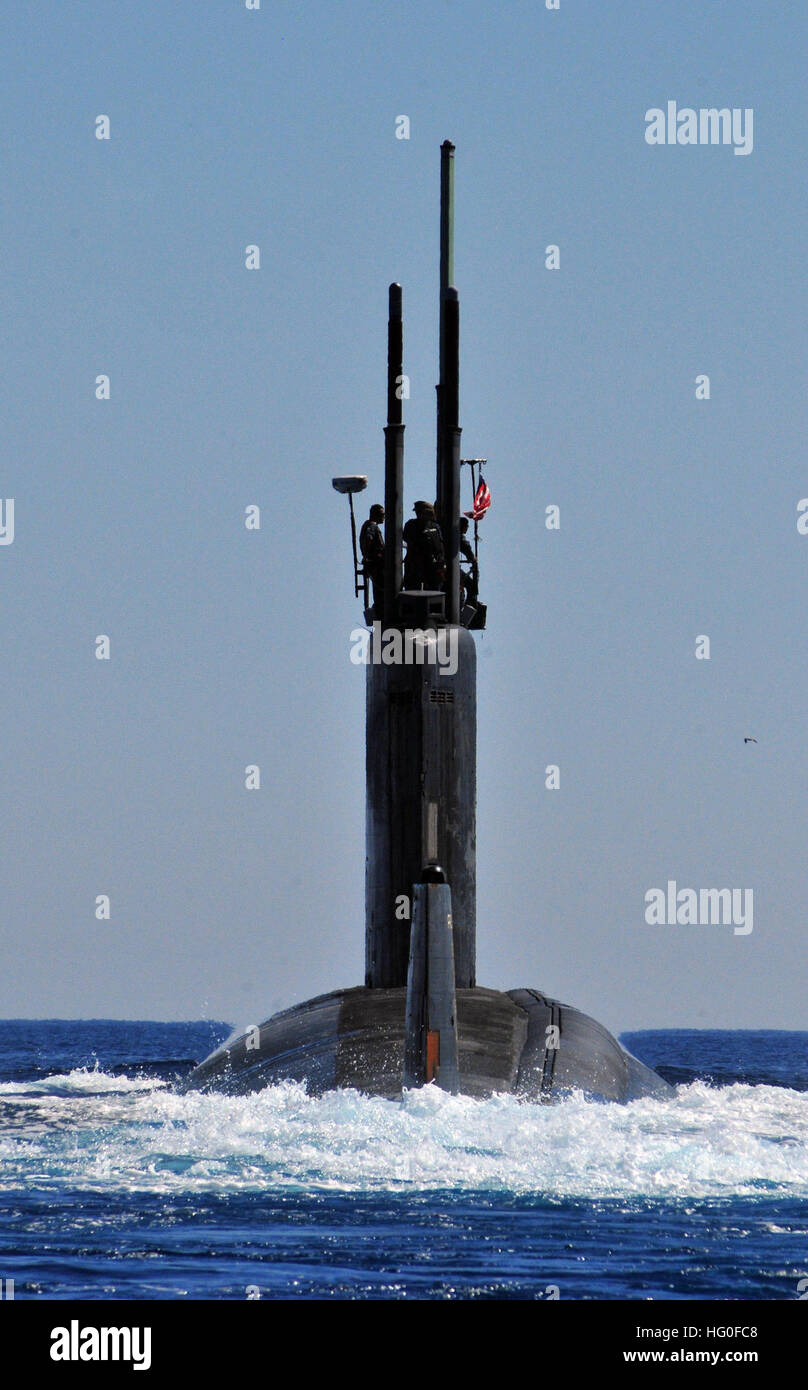 The Los Angeles-class attack submarine USS Annapolis (SSN 760) gets ...
