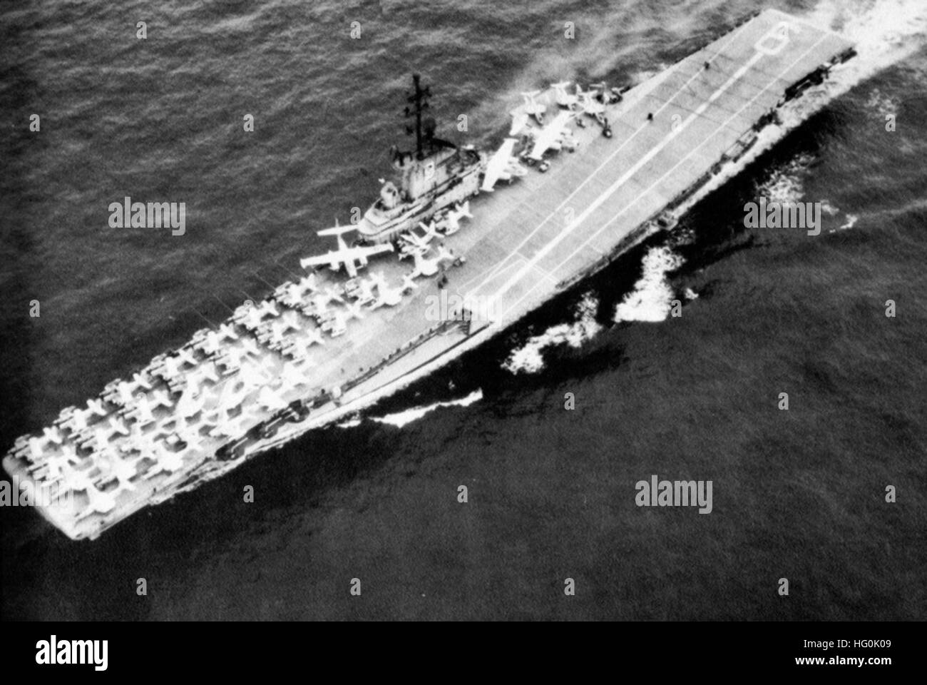 USS Essex (CVA-9) underway in 1958 Stock Photo - Alamy