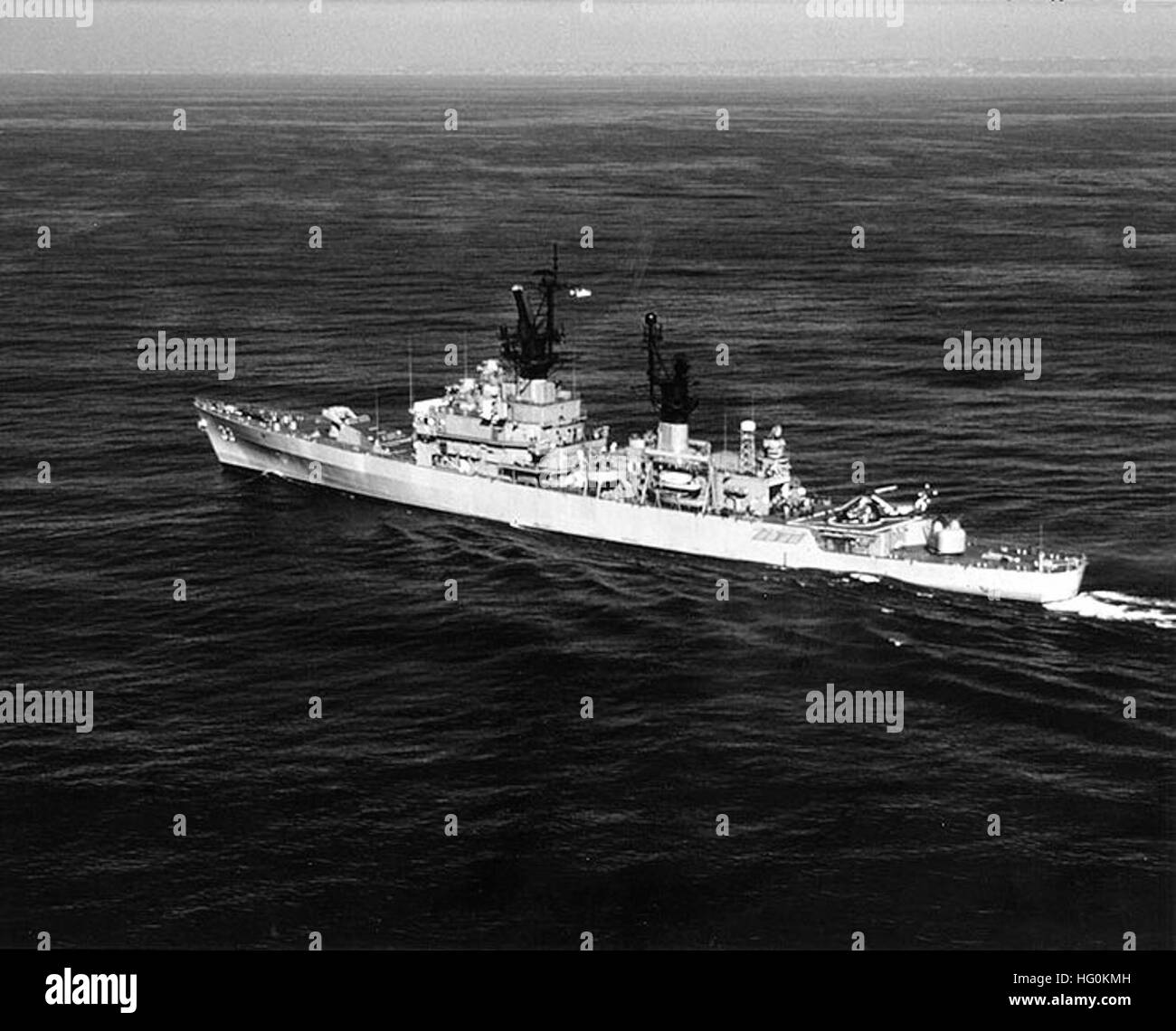 USS Fox (DLG-33) operating in the Pacific Ocean, April 1971 Stock Photo ...