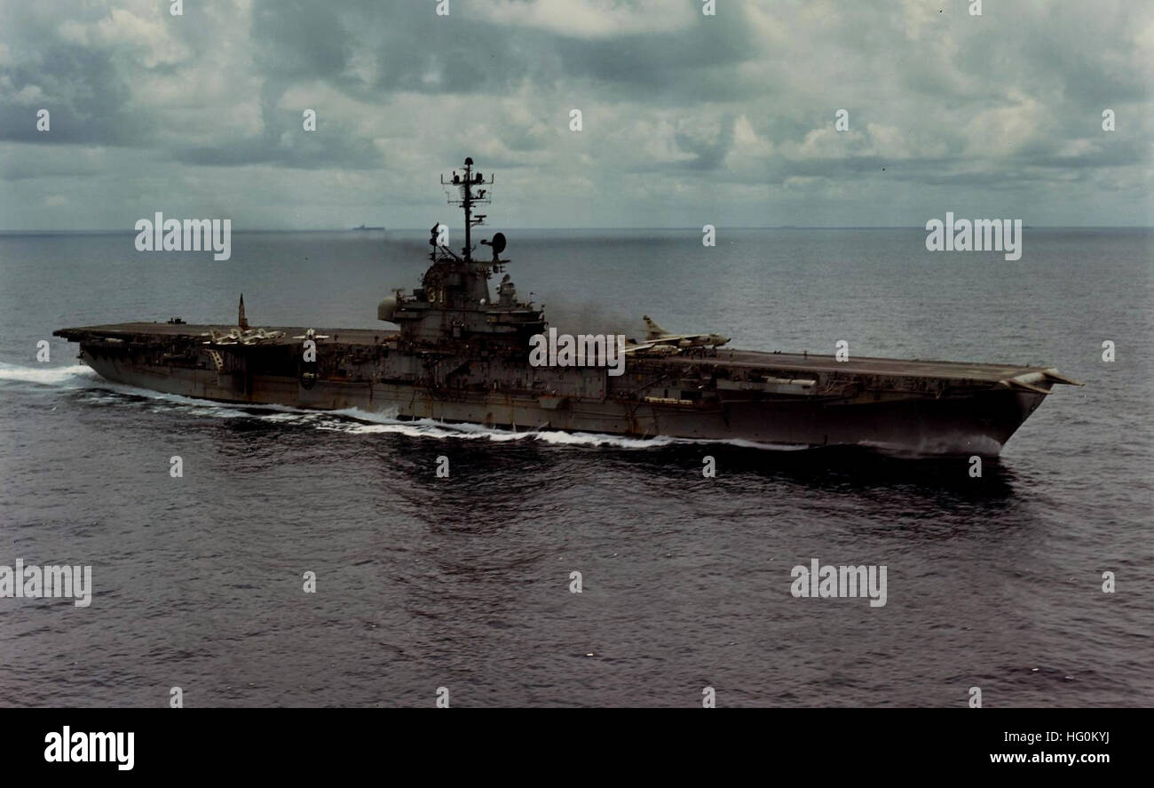 USS Bon Homme Richard (CVA-31) underway off Vietnam 1968 Stock Photo ...