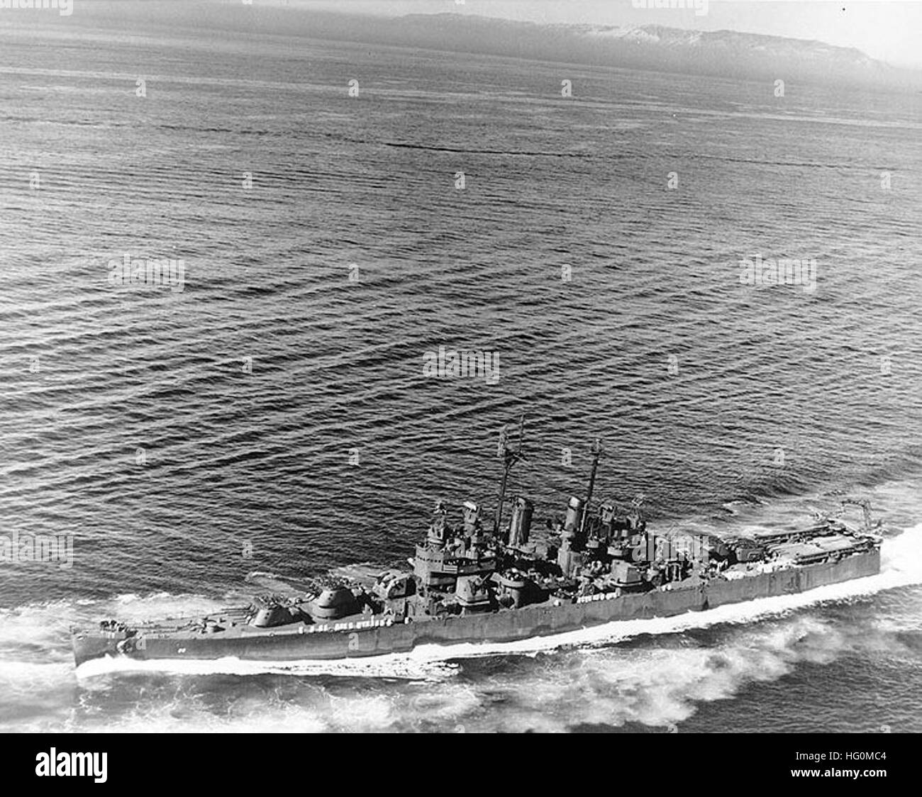 USS Santa Fe (CL-60) underway, off US west coast, 13 January 1944 Stock ...