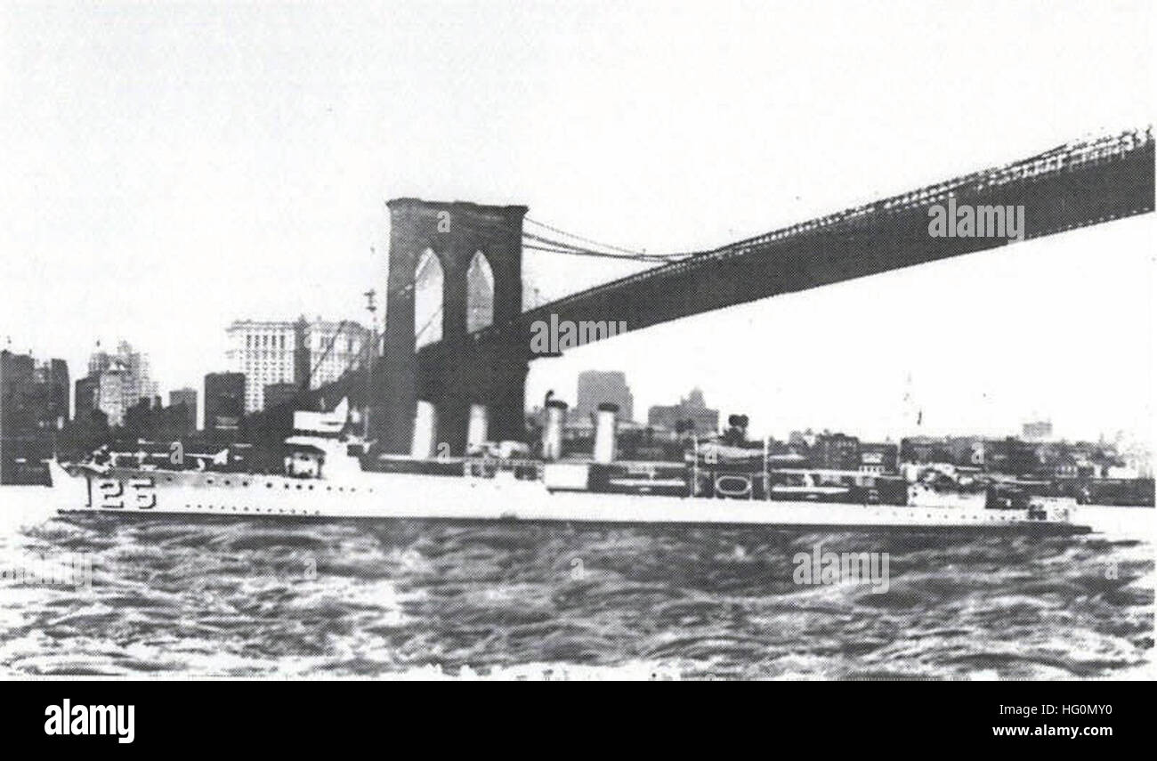 The destroyer USS Tattnall (DD-125) underway, showing deck ...