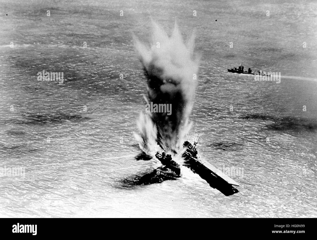 USS Hammann alongside USS Yorktown-both torpedoed Stock Photo - Alamy