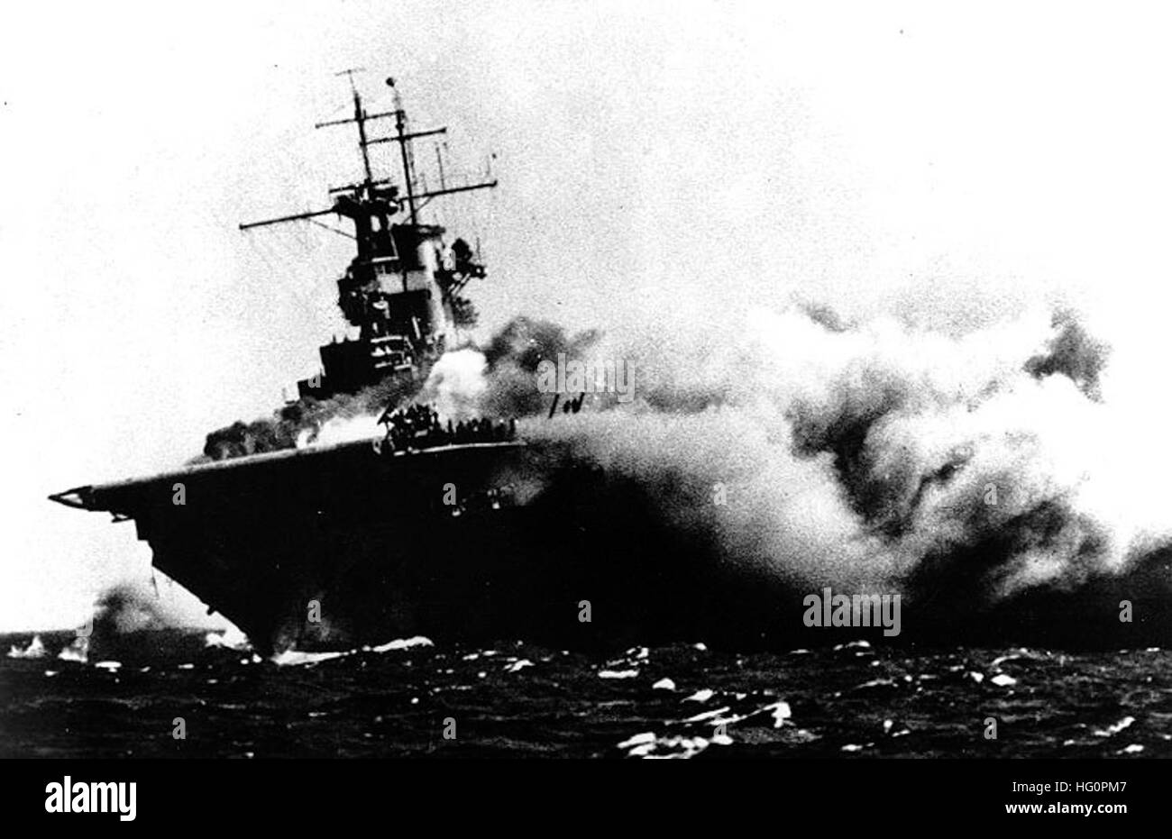 USS Wasp (CV-7) brennt Stock Photo - Alamy