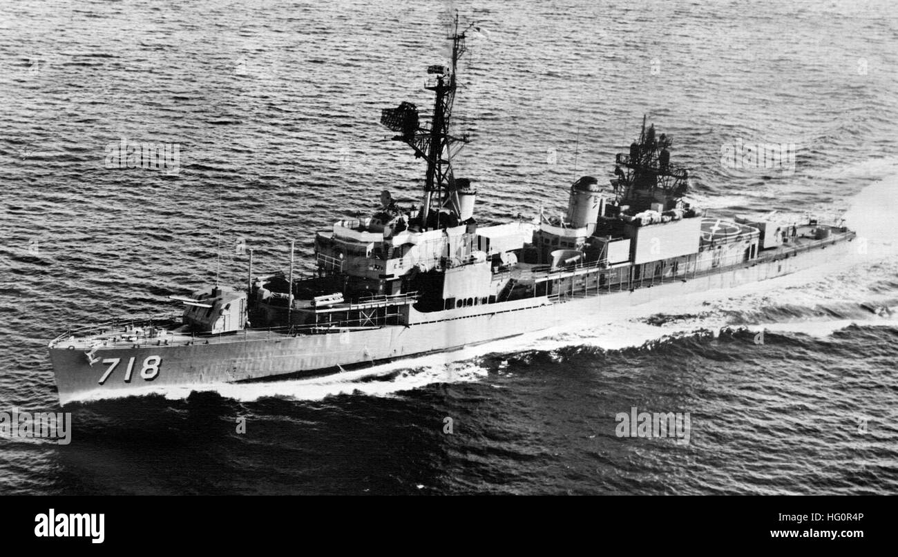 USS Hamner (DD-718) underway c1971 Stock Photo - Alamy