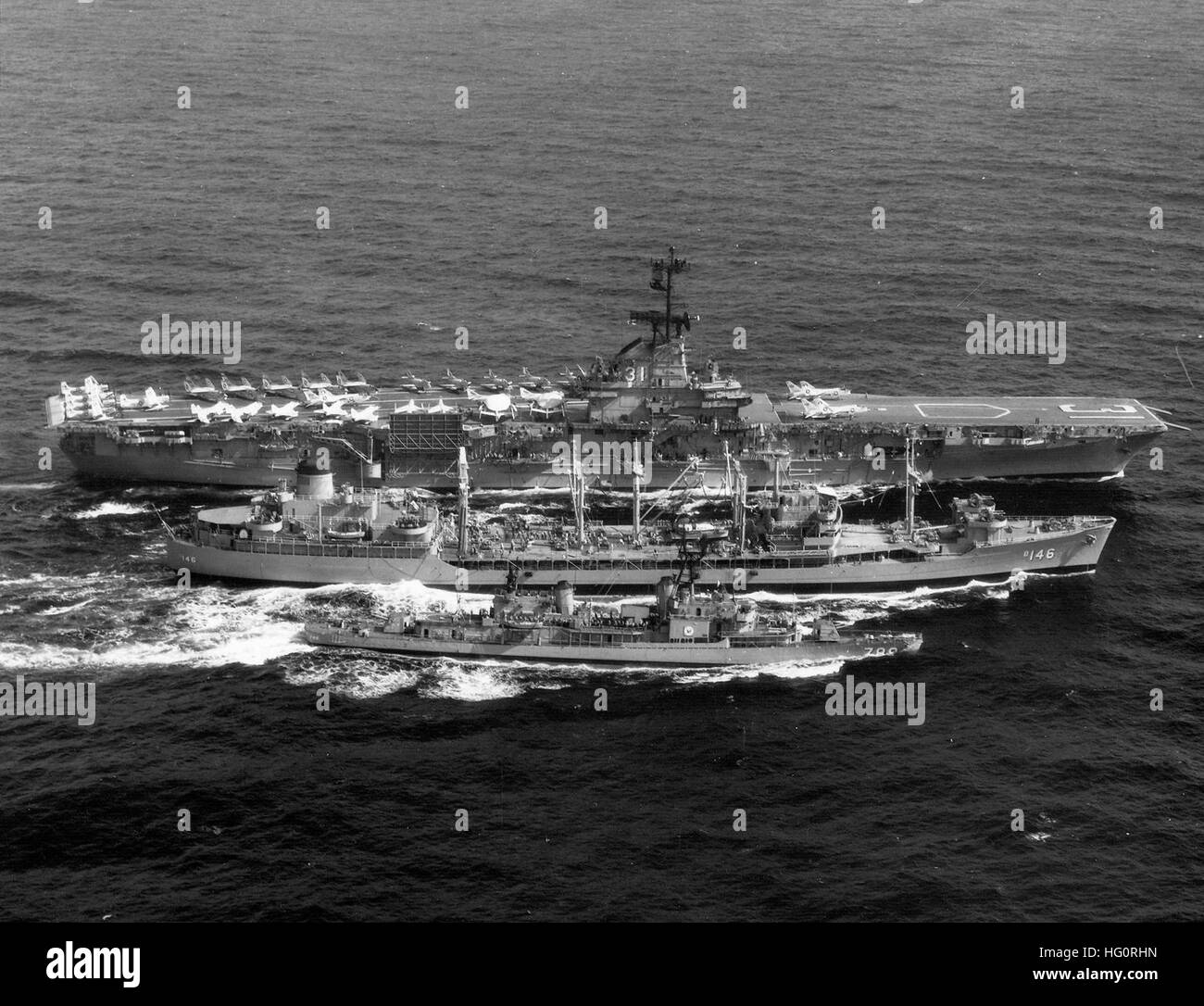 USS Kawishiwi (AO-146) refueling Bon Homme Richard (CVA-31) and ...