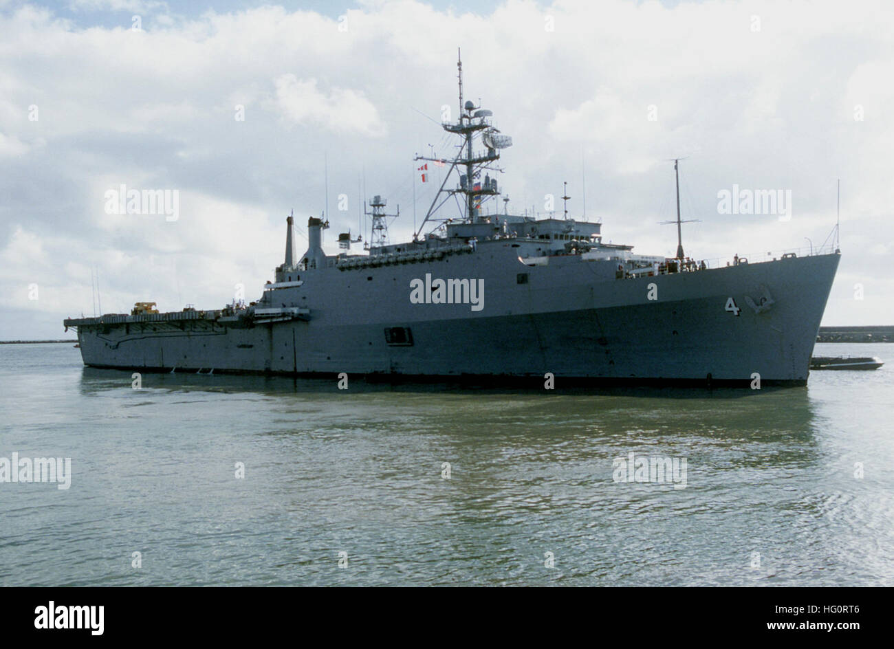 USS Austin (LPD-4) underway in 1982 Stock Photo - Alamy