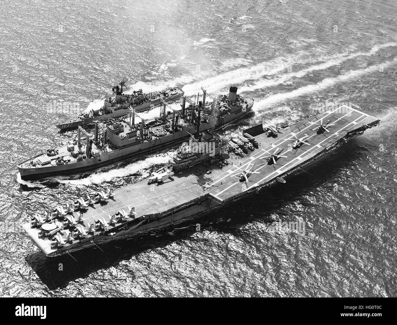 USS Kearsarge (CVS-33) Ashtabula (AO-51) Bronstein (DE-1037) off ...