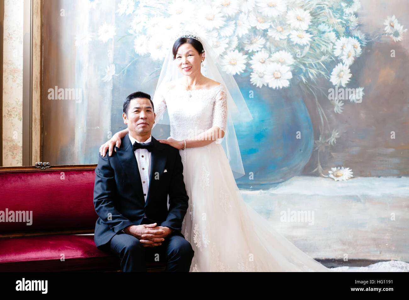 (170103) -- BEIJING, Jan. 3, 2017 (Xinhua) -- Huang Jingwen (L) and ...