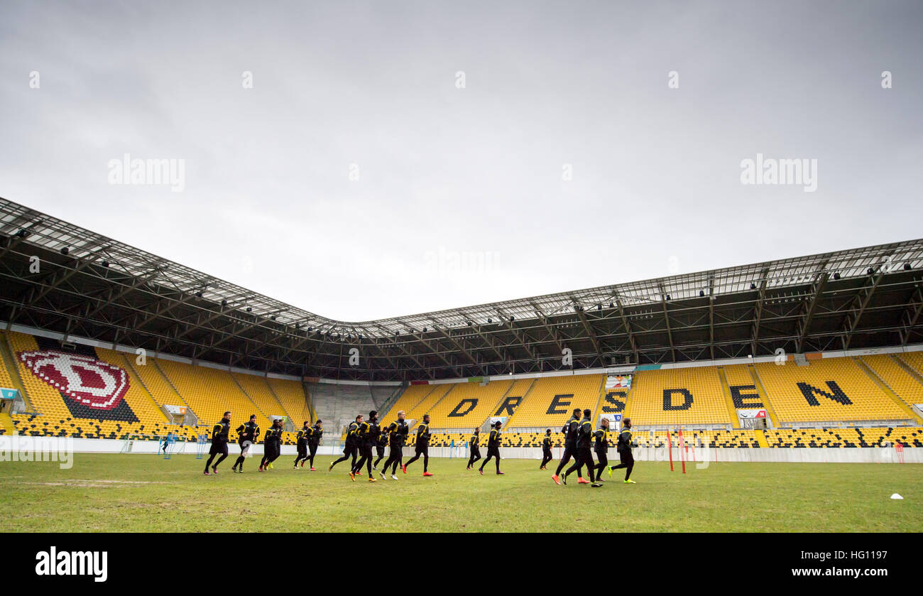 Players from the German 2nd Bundesliga soccer club SG Dynamo Dresden ...