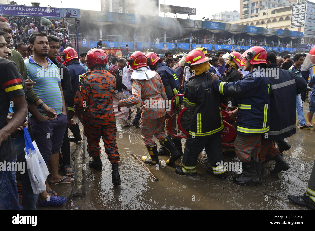 Dhaka, Bangladesh. 3rd Jan, 2017. Bangladeshi firefighters try to douse ...
