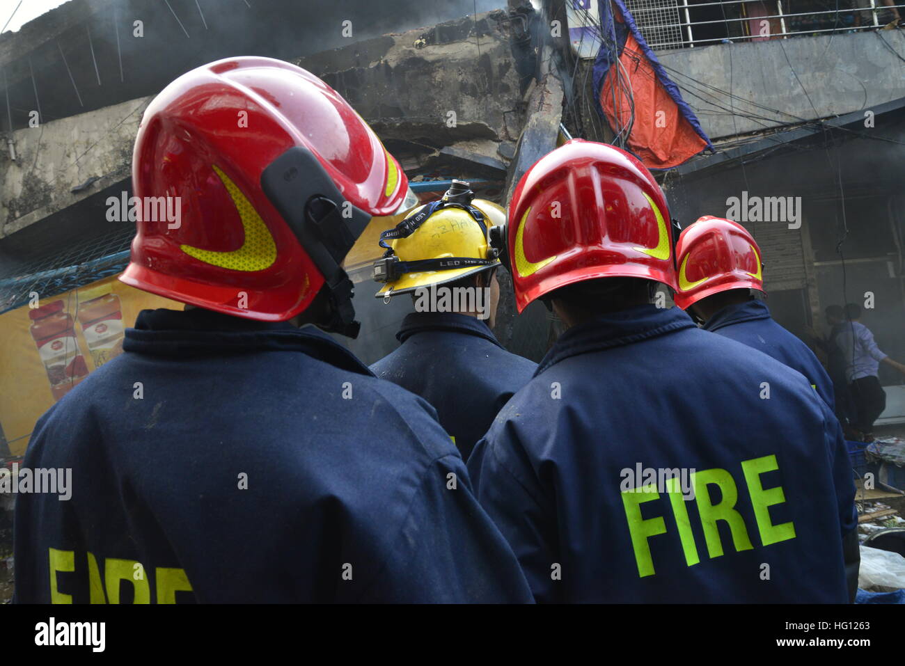 Dhaka, Bangladesh. 3rd Jan, 2017. Bangladeshi firefighters try to douse ...