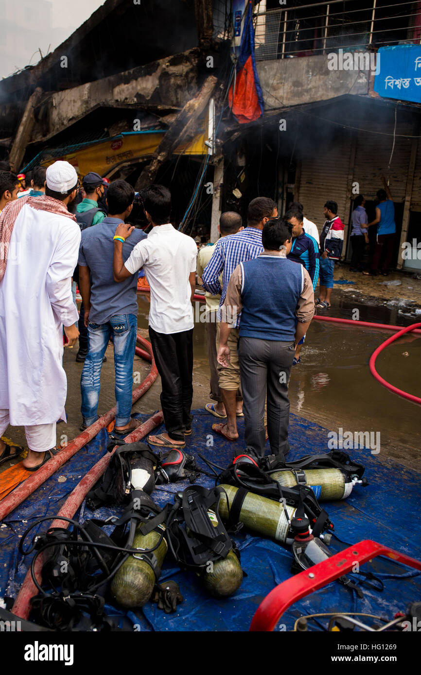 Dhaka, Bangladesh. 3rd Jan, 2017. Fire burning in Gulshan DCC Market in ...