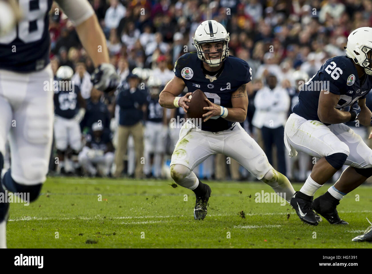Quarterback throwing football touchdown hi-res stock photography and ...