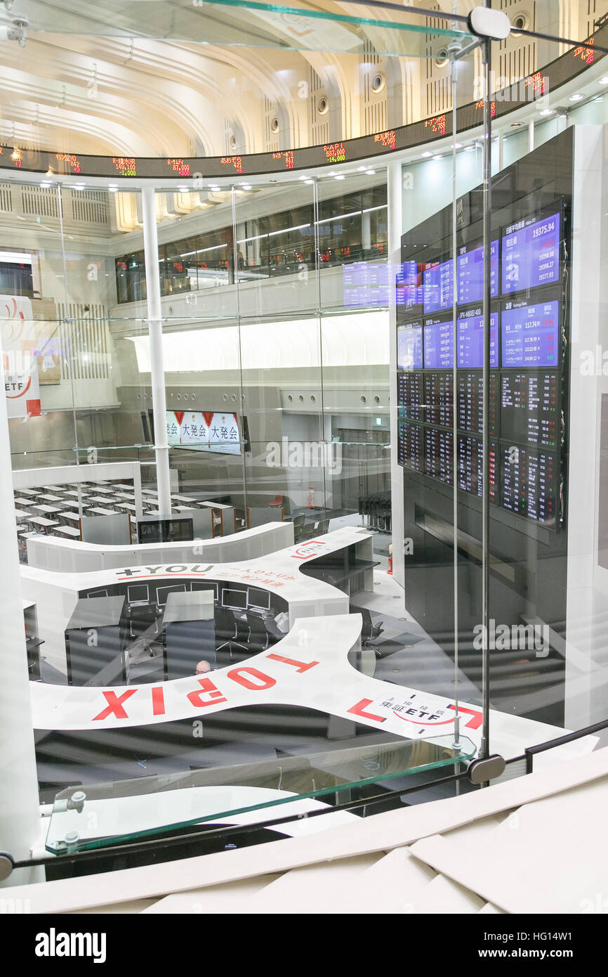 Tokyo, Japan. 4th January, 2017. Tokyo Stock Exchange (TSE) opens its ...